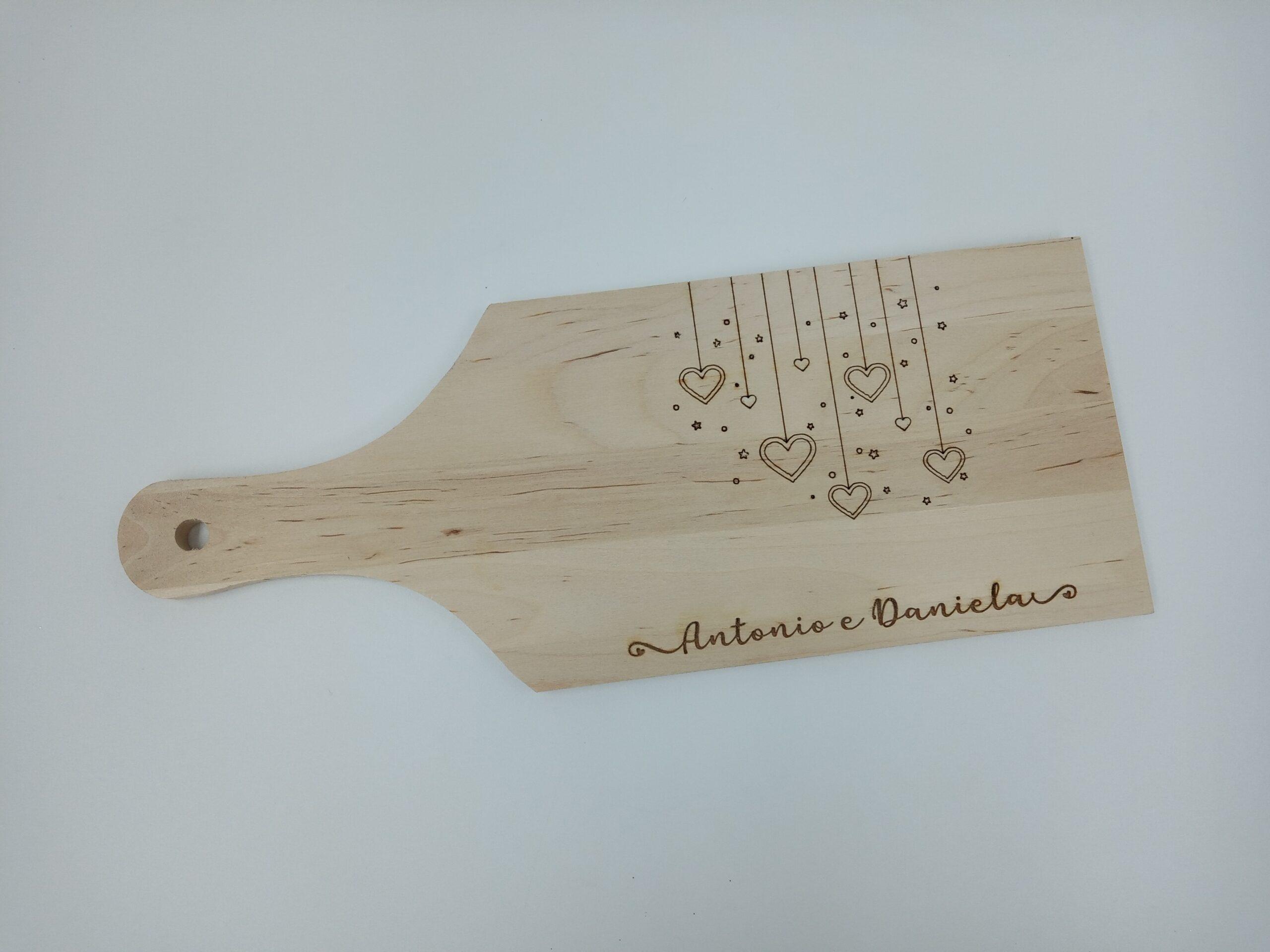 Tagliere in Legno con cuori e nomi personalizzati incisi misura 30x12cm ...